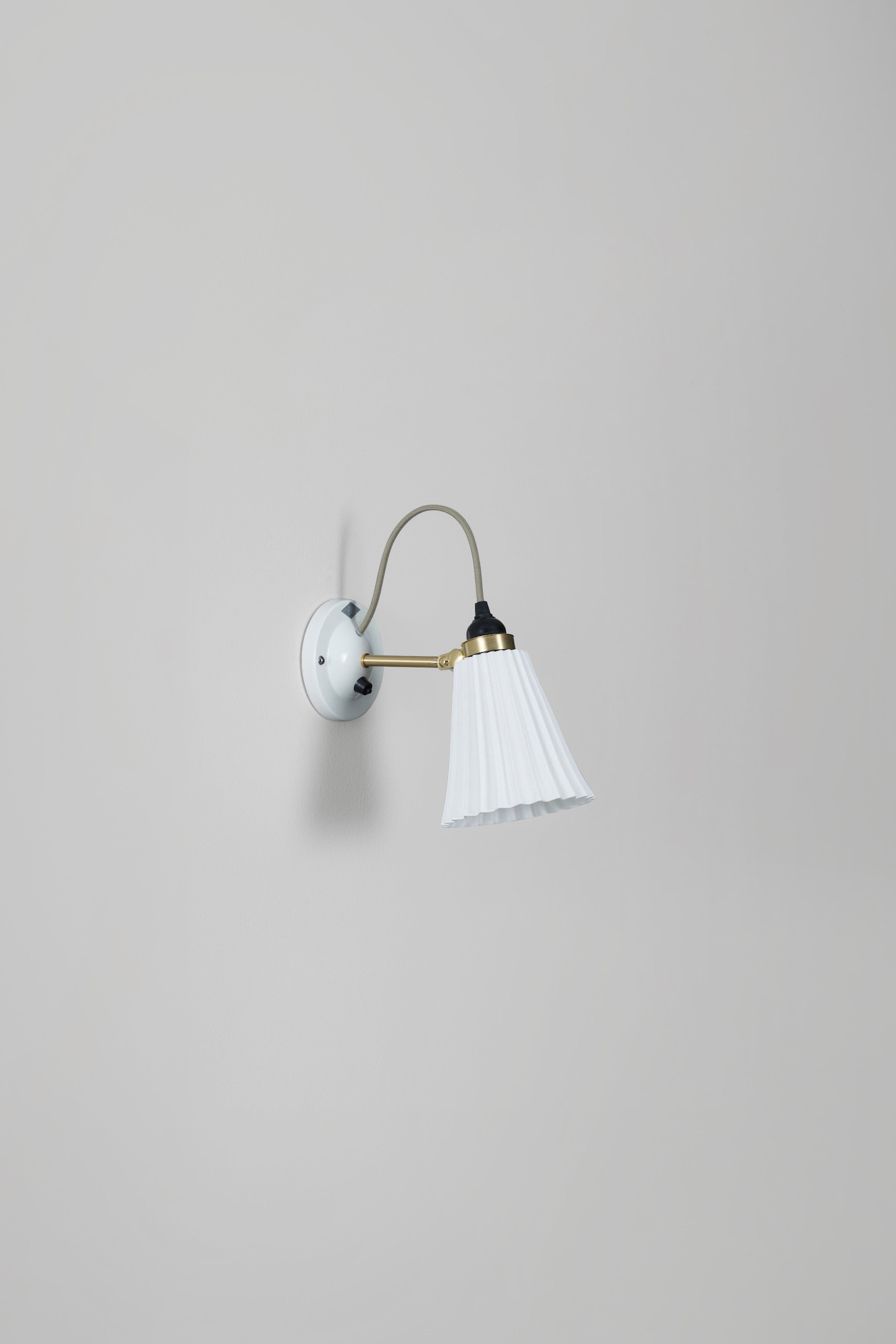 O.BTC | Hector Medium Pleat Wall Switched, Satin Brass, Natural | with Grey Cable – ORIGINAL BTC